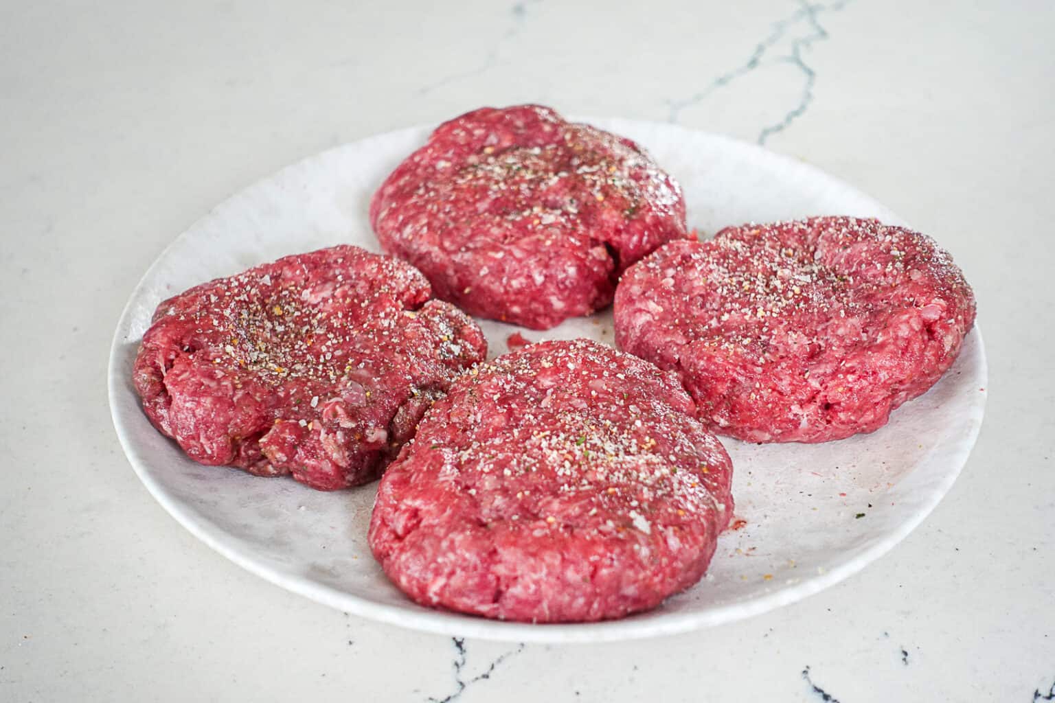 How To Griddle 1/4 lb Burgers (Traeger Flatrock Grill) - Sip Bite Go