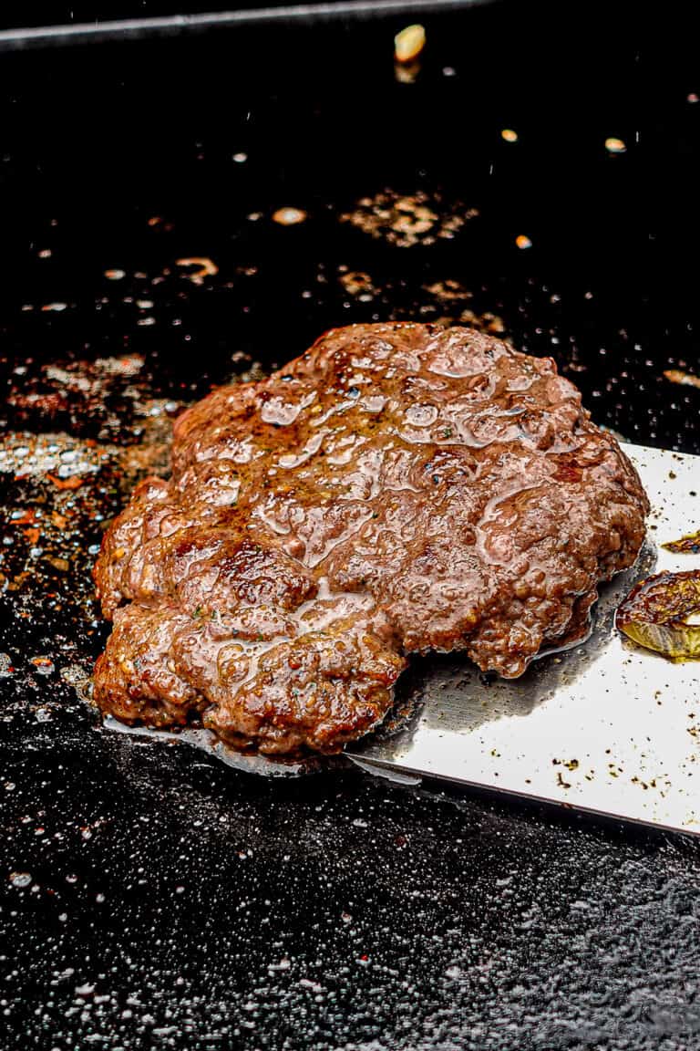 How To Griddle 1/4 lb Burgers (Traeger Flatrock Grill) - Sip Bite Go
