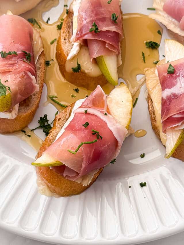 Brie, Pear & Prosciutto Crostini - 10-Minute Appetizer! - Sip Bite Go